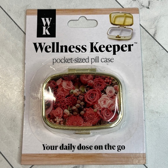 Accessories | Nwt Wellness Keeper Womens Pocketsized Pill Case ...